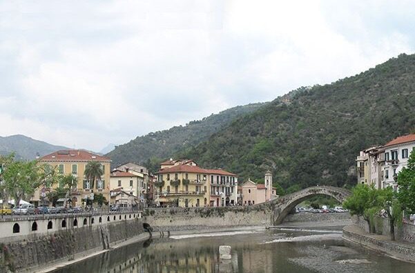 Nervia mit Steinbrücke | Urlaub an der Italienischen Riviera in Ligurien